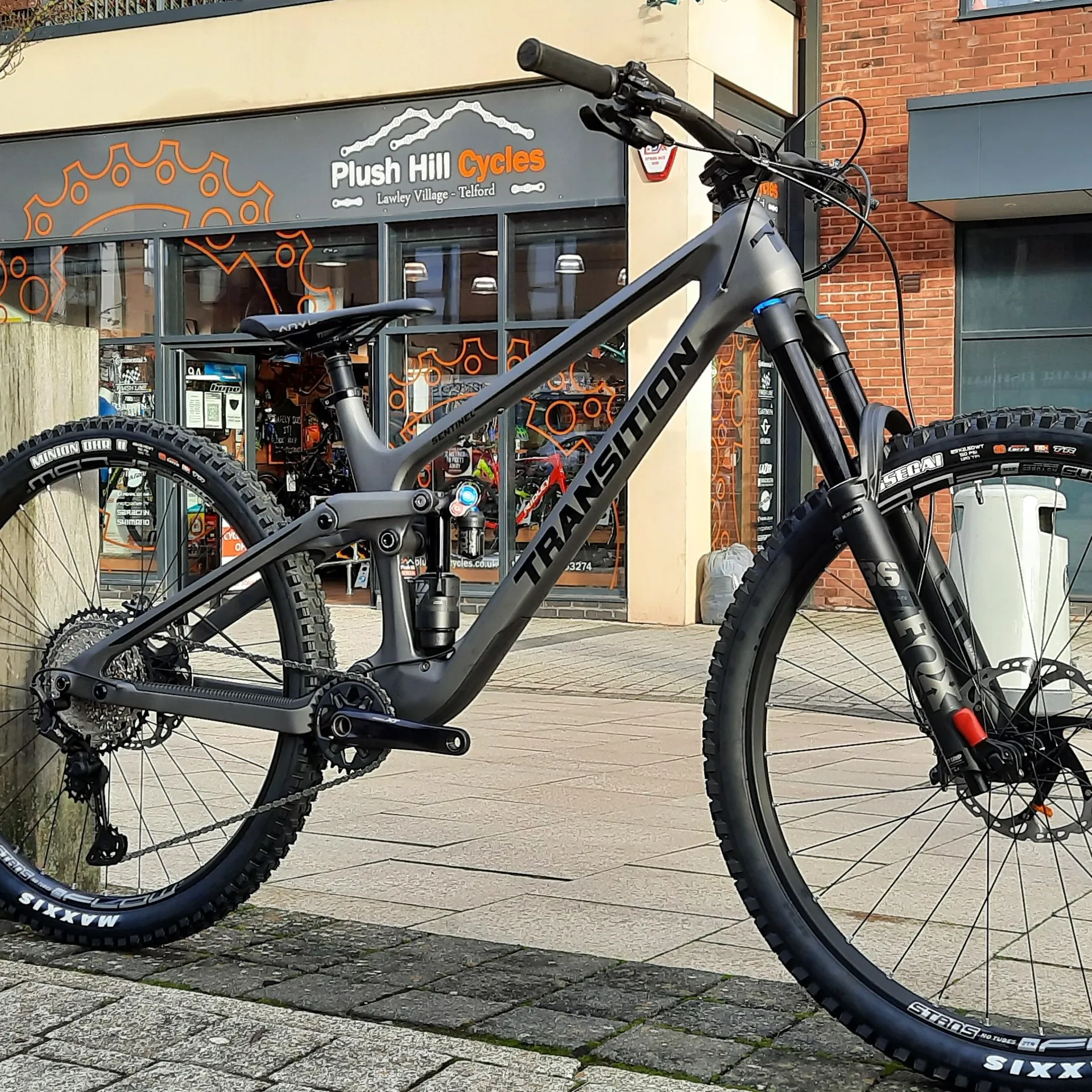 2022 Transition Sentinel Carbon XT Mountain Bike in Grey